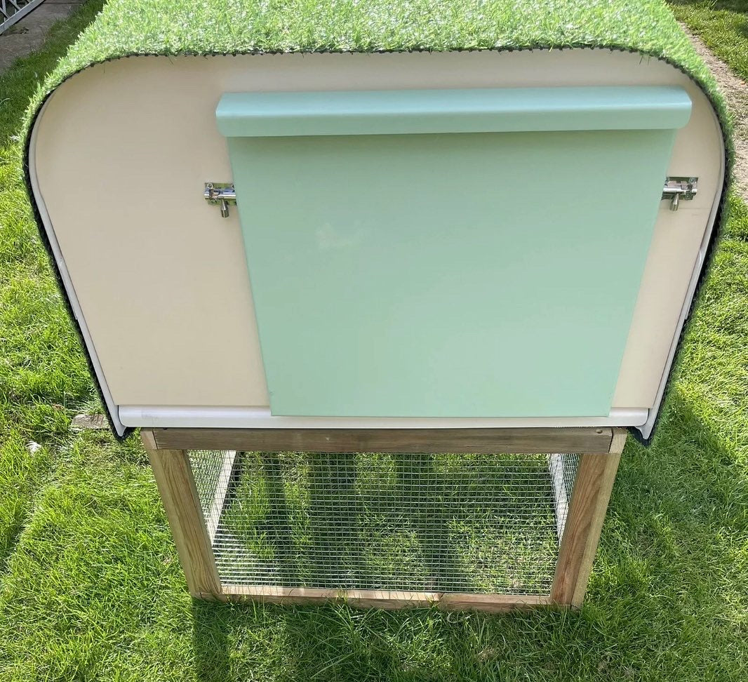 Red Mite Proof Plastic Chicken Coops – Chuck Huts