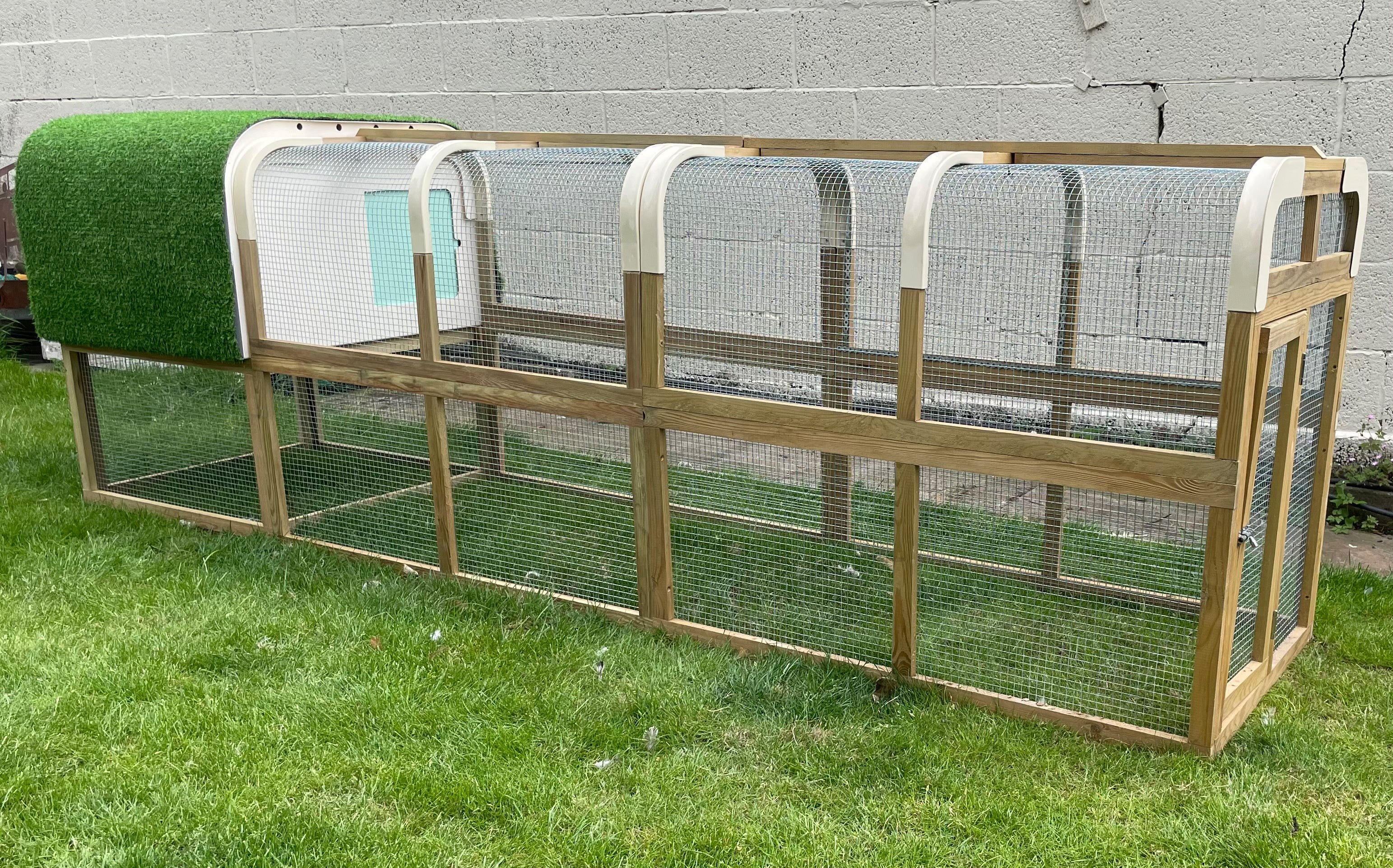 Spacious Large Chicken Coop with 9.5-Foot Run – Chuck Huts
